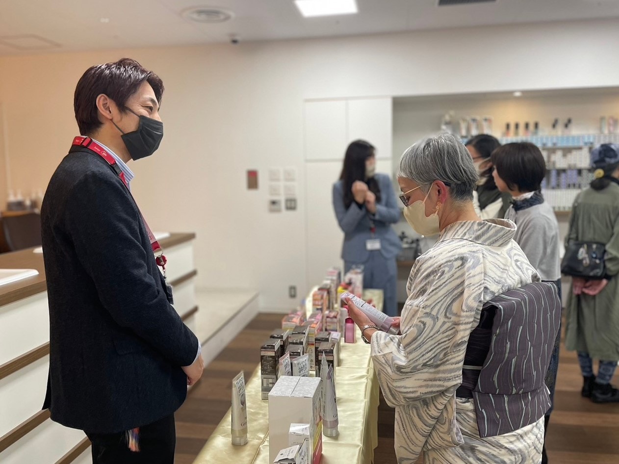 第3弾 素敵なグレイヘアを楽しもう！ 朝倉真弓トークセミナーを開催しました | ライフスタイル | LICOLO - 髪から自分を好きになる